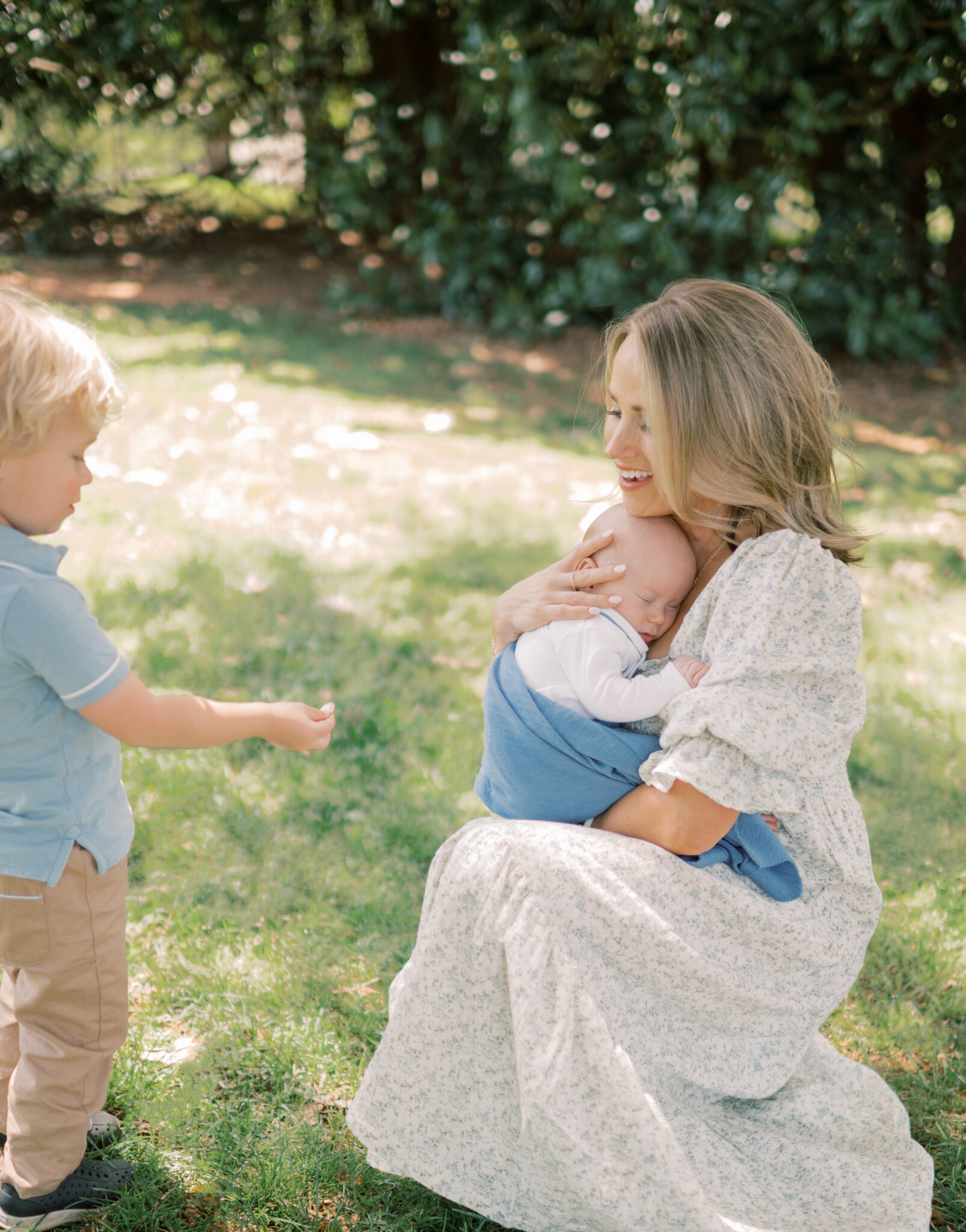 What to Wear for Newborn Photos (Outfit Ideas for the Whole Family)