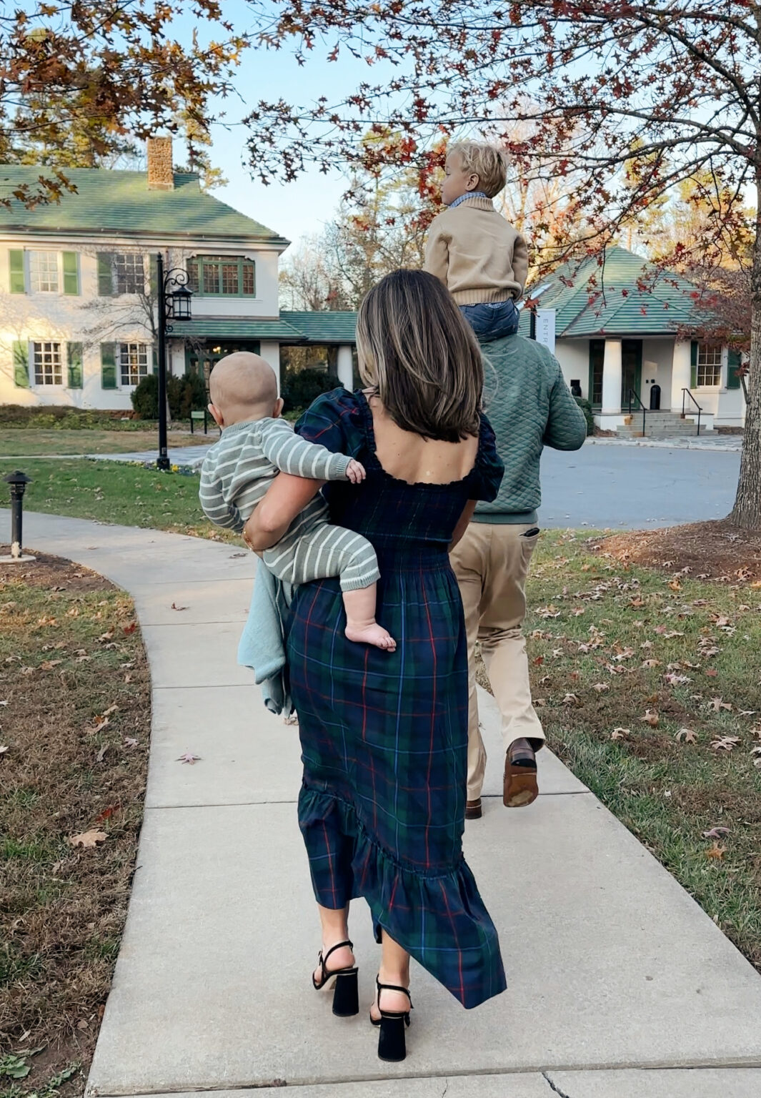 Best Dresses for Family Photos (i.e. the most flattering options)